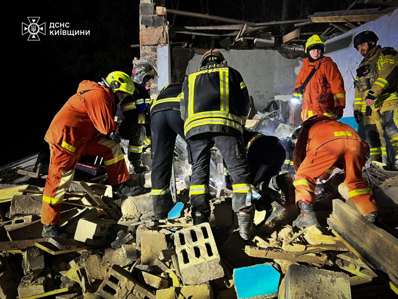 Ворог атакував Київ: є загиблі, стались пожежі у висотках. Читайте на UKR.NET